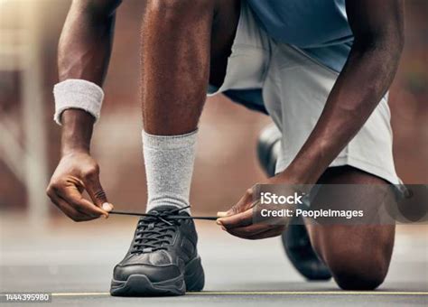 피트니스 달리기 및 스포츠 훈련 동기 부여 및 운동 시작을위한 흑인 남성의 신발 운동 건강 및 웰빙 러너가 유산소 운동 에너지 및 성능을 위해 도로에서 끈을 고정합니다 16