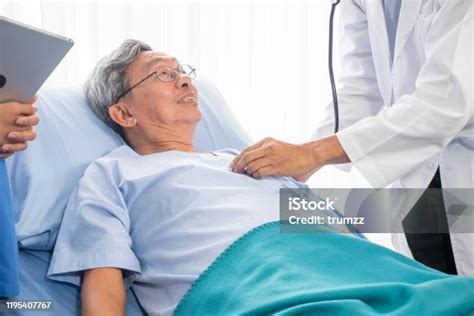 병원 방에서 청진기를 사용하여 아시아 환자 남성을 위한 의사 양성 가정의 방에 대한 스톡 사진 및 기타 이미지 가정의 방 간호사 건강 진단 Istock