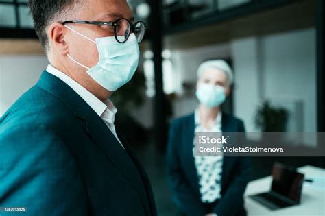 사무실에서 회의 하는 동안 보호 마스크를 가진 비즈니스 사람 리더십에 대한 스톡 사진 및 기타 이미지 리더십 비즈니스 코로나바이러스 Istock
