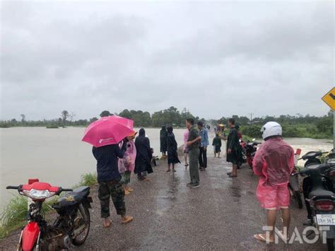 ក្មេងប្រុស ម្នាក់ ត្រូវ ទឹកហូរ គួច ទៅបាត់ ក្រោយ ធ្វើដំណើរ ជាមួយ ឪពុក ម្តាយ ឆ្លងកាត់ ផ្លូវ ដែល