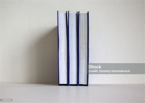 흰색 테이블에 서 있는 세 권의 책 아름다운 흰색 배경 비즈니스 개념 공간을 복사합니다 0명에 대한 스톡 사진 및 기타 이미지 Istock