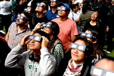 கனடாவில் சூரிய கிரகணத்தை பார்வையிட்டவர்களுக்கு நேர்ந்த கதி தமிழ்வின்