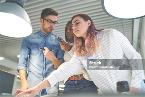 아이디어와 솔루션 공동 작업 과정과 프로젝트 잠겨있는 직원 들 브레인 스토밍 세션 사무실 실내에서 비공식 회의에 계획을 논의 하는 남성과 여성 파트너 가리키기에 대한 스톡