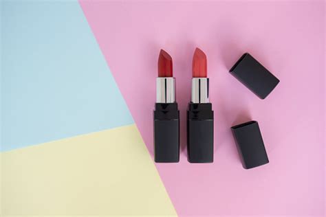 다채로운 배경 복사 공간에 핑크 립스틱에 대 한 창조적인 여성 화장품의 평면 위치 최소한의 개념 개념에 대한 스톡 사진 및 기타 이미지 Istock