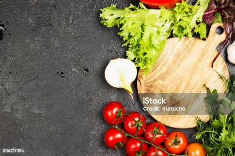 어두운 배경에 신선한 야채 의 구색 나무 절단 보드입니다 보기 상위 공간을 복사 합니다 음식 배경 건강한 식생활에 대한 스톡 사진 및 기타 이미지 Istock