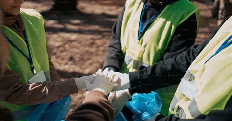 서로 주위에 서있는 사람들의 그룹 사진 Unsplash의 그룹 이미지