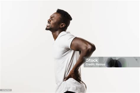 자궁 나팔관 및 난소를 포함한 하나 이상의 상부 생식 기관의 Pid 감염 흰색 배경에 골반 염증성 질환을 앓고 있는 아프리카계 미국인 남자 30 34세에 대한 스톡 사진 및