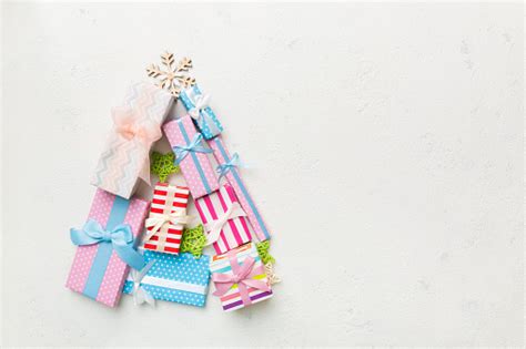 컬러 배경에 아름 다운 포장 선물로 만든 크리스마스 트리 위에서 보기 카피 공간이 있는 새해 선물 상자 최소한의 컨셉 12월에 대한 스톡 사진 및 기타 이미지 Istock