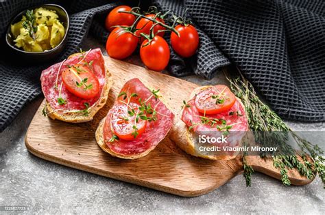 살라미 살치콘 체리 토마토 마이크로 그린을 바게트에 곁들인 카나페 회색 배경 맨 위 보기 살라미에 대한 스톡 사진 및 기타 이미지 Istock