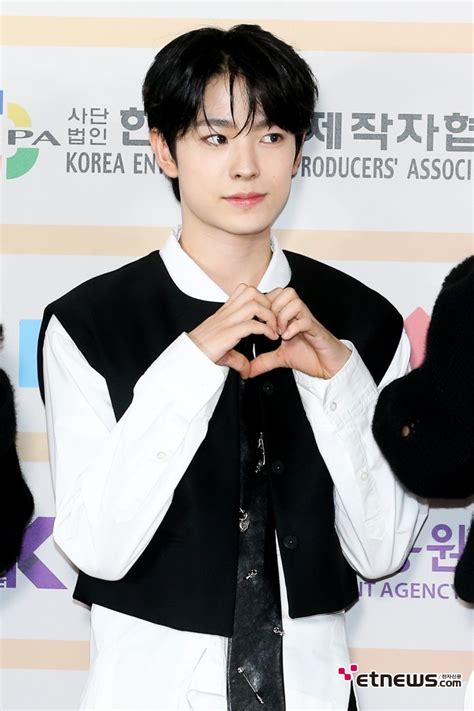 Et포토 Nct위시 유우시 옆을 힐끔 전자신문