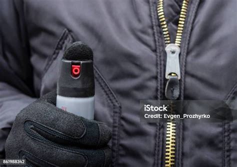 검은 전술 유니폼 및 장갑 보유 하 고 최 루 성 가스 또는 고추에 남자 스프레이 자기 방어의 의미 합니다 최루스프레이에 대한 스톡 사진 및 기타 이미지 Istock