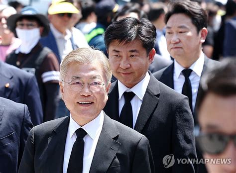 노무현 전 대통령 서거 15주기 추도식 참석하는 문재인 전 대통령 연합뉴스