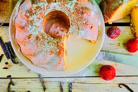 구식 나무 배경에 모래 홍차와 조각의 바닐라 컵 케이크 달걀 노 른 자 스폰지 케이크 소박한 흰색 배경 Stawberries 0명에 대한 스톡 사진 및 기타 이미지 Istock