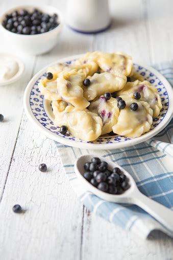 블루 베리와 만두를 준비 피에로기 또는 피로히 바레니키 바레니키 를 만들기 전통 러시아 요리 블루베리를 곁들인 전통 우크라이나 수제 바레니키 Jiaozi에 대한 스톡 사진