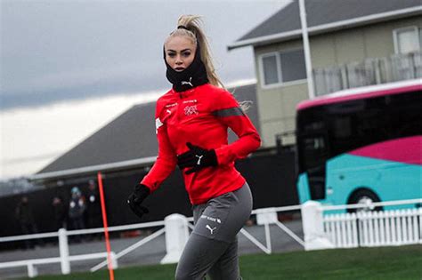 عکسهای دیدنی از زیباترین دختر فوتبالیست جهان با پیراهن تیم خود