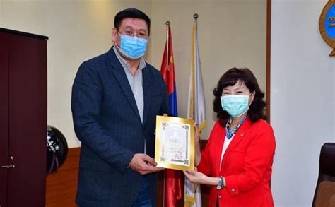 МУГТ Далай даян дархан аварга иргэн Г Өсөхбаяр өнөөдөр ЭМЯ нд 5000 ширхэг амны хаалт өглөө