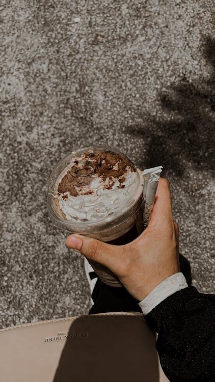 집 밖의 Flavorful 거리 스타일 그늘 도시의 디저트 토핑 라떼를 좋아하는 사람 라이프스타일 말레이시아 맑은 날 모카 빨대 손 손 그립 손