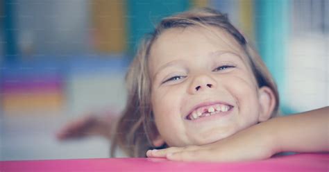 놀이터에서 어린 소녀입니다 카메라를 보고 있는 백인 소녀 사진 Unsplash의 아이 이미지