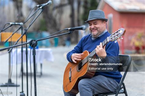 광부의 날을 위한 전통 축제 기간 동안 기타를 연주하고 노래를 부르는 시각 장애인 뮤지션 칠레 광부의 전통적인 전망 실제 사람들 겸손에 대한 스톡 사진 및 기타 이미지