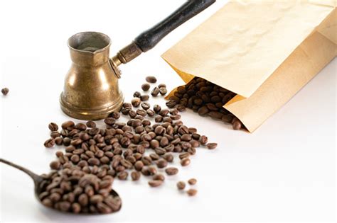 Tampilan Atas Tiga Varietas Biji Kopi Yang Berbeda Dengan Latar Belakang Putih Muda Foto Stok