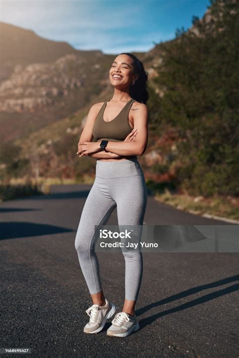 미소 피트니스 및 거리에서 달리기 유산소 운동이 있는 강하고 행복한 야외 활동 건강하고 활동적인 라이프스타일을 가진 주자 달리기