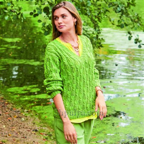 Пуловер с узором из «кос и V образной горловиной — схемы с описанием для вязания