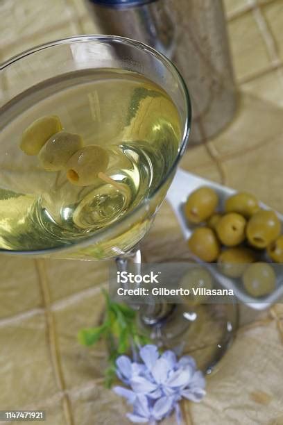 마티니는 진과 버 입으로 만든 칵테일 이며 올리브 또는 레몬 트위스트로 장식 되어 있습니다 몇 년 동안 마티니는 가장 잘 알려진 혼합 알코올 음료 중 하나가 되고있다 0명에