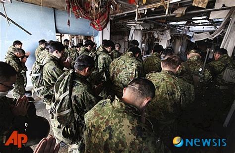 일본 대지진 희생자위해 기도하는 자위대 병사들