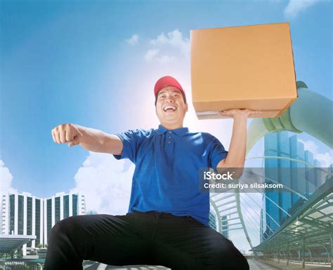 배달 사람 도시 건물 배달 및 택배 사업에 대 한 Haapiness 감정 운반 카드 상자 던지기에 대한 스톡 사진 및 기타 이미지 던지기 남자 배달부 Istock