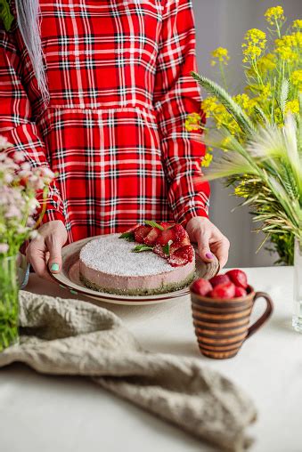 여자는 딸기로 장식 된 아름다운 맛있는 딸기 생 케이크와 접시를 들고있다 맛있고 건강한 여름 디저트의 개념 꽃 식물에 대한 스톡 사진 및 기타 이미지 Istock