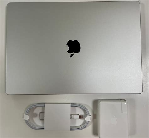 Trên tay và thực tế Macbook Pro M Pro Bạc phiên bản base Viết bởi JULY