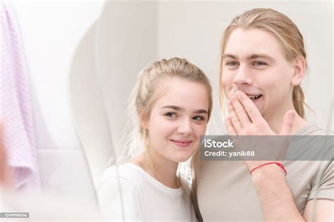 젊은 매력적인 부부는 아침에 거울 앞에 서서 미소를 짓고 하품을 했습니다 욕실에서 아침 위생 절차의 개념 2명에 대한 스톡 사진 및 기타 이미지 Istock