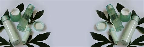 흰색 배경에 고립 된 녹색 잎이있는 천연 및 유기농 스킨 케어 크림 화장품 0명에 대한 스톡 사진 및 기타 이미지 0명 개체 그룹 건강관리와 의술 Istock