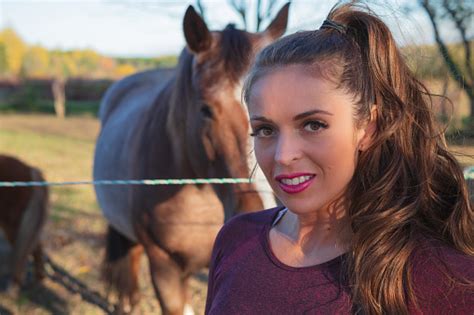 승마 농장에서 포니 테일 아름다운 여자가 웃는 표정으로 목장에 시골 소녀 25 29세에 대한 스톡 사진 및 기타 이미지 25 29세 갈색 갈색 머리 Istock
