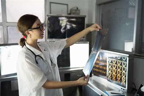 병원에서 환자의 해부학 및 생리학 엑스레이 필름을 검사하는 여성 의사 X선 필름에서 바이러스 감염을 검사하는 의사 과학자 25 29세에 대한 스톡 사진 및 기타 이미지