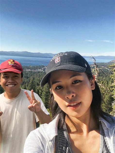 6 Editan Foto Selfie Bareng Artis Cewek Ini Halu Banget Bikin Ngakak