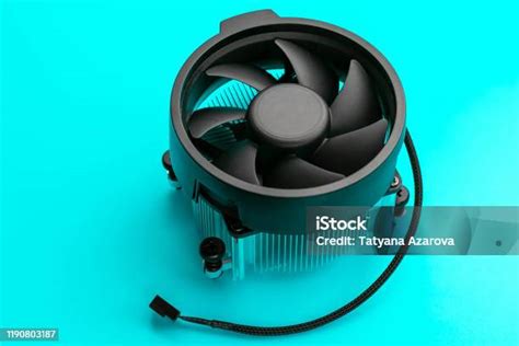 청록색 배경의 냉각 팬 단일 개체입니다 컴퓨터의 검은 색 인공 호흡기 Pc의 쿨러 선풍기 전기 설비에 대한 스톡 사진 및 기타 이미지 선풍기 전기 설비 작은 Cpu