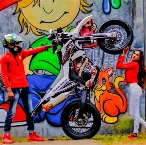 කවිකාරි මම මමමයි මම අනිත් උන් වගේ නෙමේ තමා හැබැයි අනිත් උන් ළඟ නැති කොන්ද පන ඇති ගතිය මං ළඟ