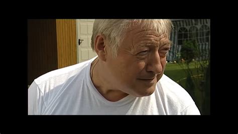 Mein älterer Nachbar hat mir verboten spätabends ein Bad zu nehmen