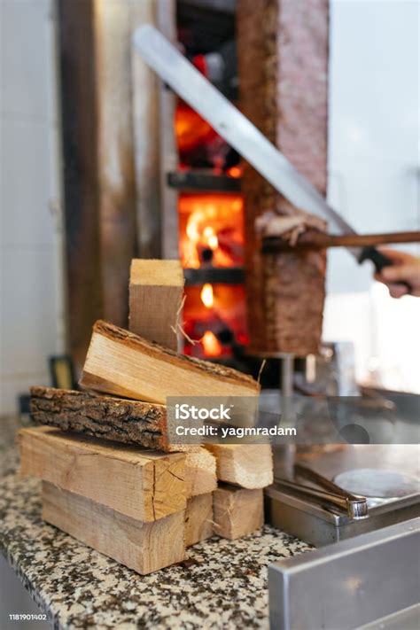 전통적인 터키 도너 케밥 고기 도너 나이프 도너 샤와르마 또는 자이로로 절단 요리사 건강에 좋지 않은 음식에 대한 스톡 사진 및 기타 이미지 건강에 좋지 않은 음식