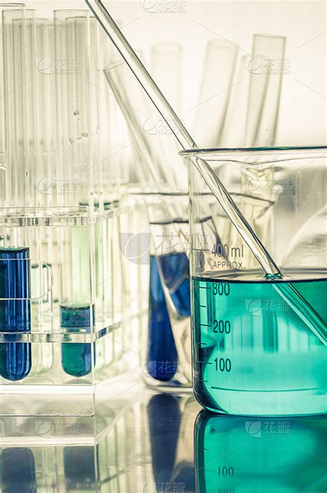 有不同颜色液体的实验室玻璃器皿