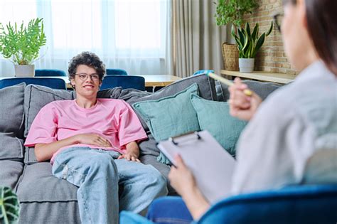 심리학자 사무실에서 정신 치료를 받는 젊은 남성 18 19세에 대한 스톡 사진 및 기타 이미지 18 19세 20 24세 2명 Istock