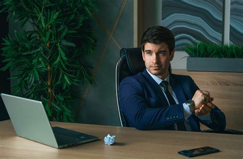 현대 사무실에서 노트북으로 일하는 화가 난 사업가 구겨서 종이 한 장을 던집니다 총괄 관리자 Ceo의 사업에 있는 문제 테이블에 앉아있는 정장을 입은 젊은 잘 생긴 자신감