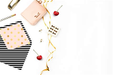 사무실 항목 보기 흰색 배경 모형 여자 책상 테이블 사무실 데스크톱 금 항목입니다 플랫이 하다 초대장 서식 파일 골드 물방울입니다 오픈 봉투 0명에 대한 스톡 사진 및 기타