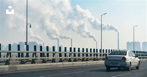 뒤에 큰 연기 구름이 있는 도로를 운전하는 자동차 사진 Unsplash의 무료 하얼빈 이미지