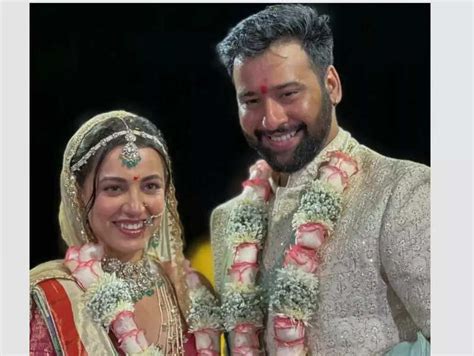 Esha Kansara Ties The Knot With Musician Siddharth Amit Bhavsar Gujarati Movie News Times Of