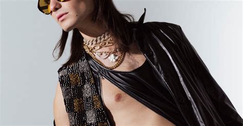 가죽 코트 검은 탱크 탑 남성 모델 남자 도시 스타일 디자이너 의류 럭셔리 매혹적인 모델 바지 사람 사진 촬영 서 있는 선글라스 수직 쐈어 스타일