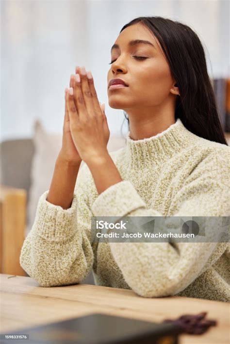 종교 기도 그리고 기독교 신앙 감사 예배를 드리는 거실에 있는 젊은 여성 영적 희망적 종교적인 여성이 현대 가정에서 신에게 두