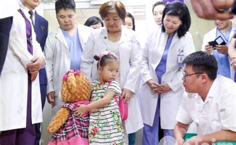 Элэг шилжүүлэн суулгах мэс засалд орсон таван настай Ц Энхномин охин эмнэлгээс гарлаа