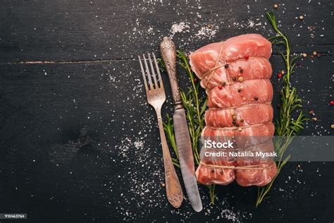 로즈마리와 나무에 향신료와 원시 고기 쇠고기 등심 최고의 볼 수 있습니다 텍스트에 대 한 여유 공간 0명에 대한 스톡 사진 및 기타 이미지 Istock